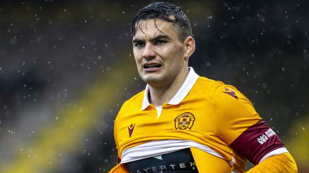 Tony Watt signs new Motherwell deal to 2022 - BBC Sport