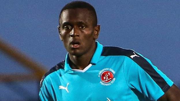 Akil Wright: Fleetwood midfielder joins Wrexham on loan - BBC Sport