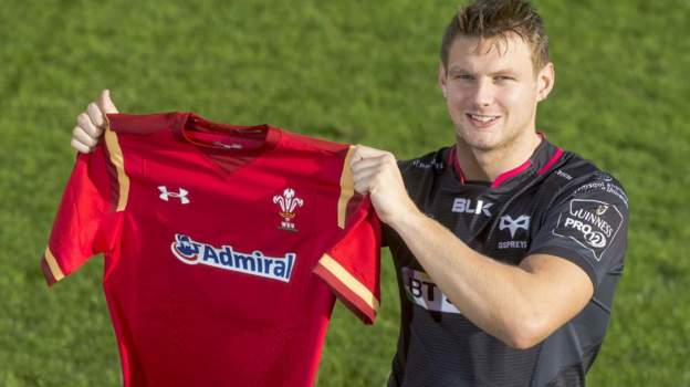 Dan Biggar: Ospreys and Wales fly-half signs new dual deal - BBC Sport