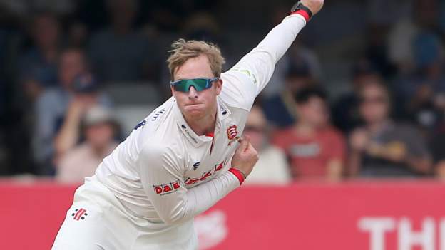 Simon Harmer: Essex spinner signs new contract until 2026 - BBC Sport