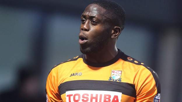 John Akinde: Barnet striker signs new contract until 2019 - BBC Sport