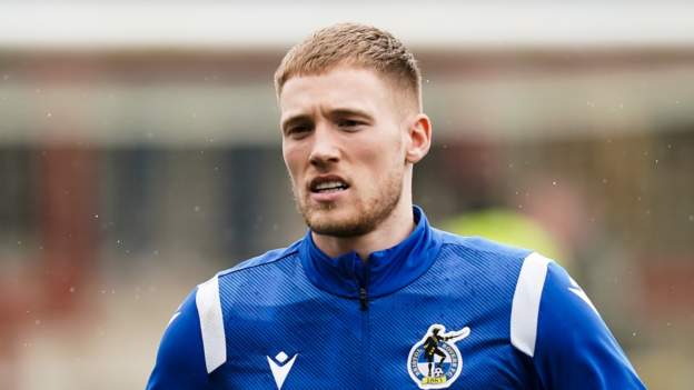 Lewis Gibson: Plymouth Argyle sign former Everton defender - BBC Sport