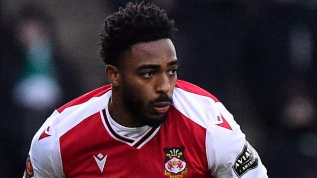 Late drama as Wrexham win 2-1 at Wealdstone - BBC Sport