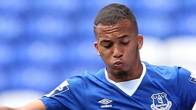 Fleetwood Town: David Henen and Tariqe Fosu join on loan - BBC Sport