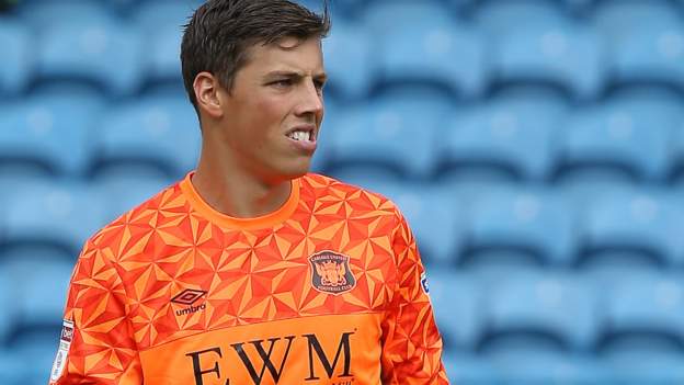 Joe Fryer: Swindon bring in goalkeeper on a short-term deal - BBC Sport