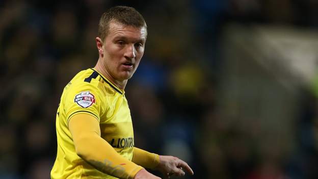 Bury: Joe Skarz's re-signs and Adam Thompson joins - BBC Sport