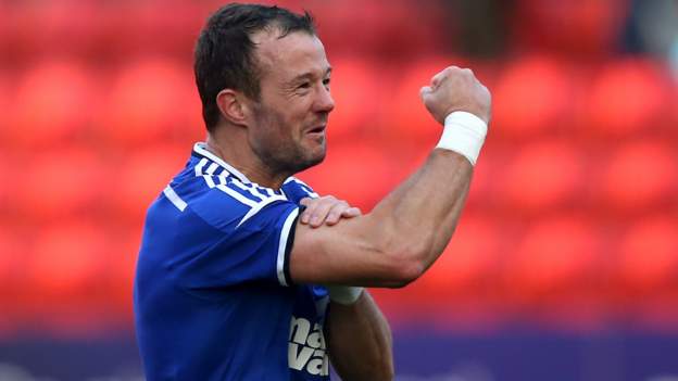 Noel Hunt: Southend United in talks with ex-Ipswich striker - BBC Sport
