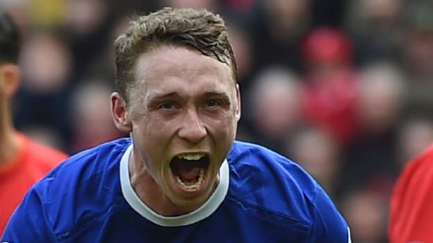 Matthew Pennington signs new contract at Everton until 2021 - BBC Sport