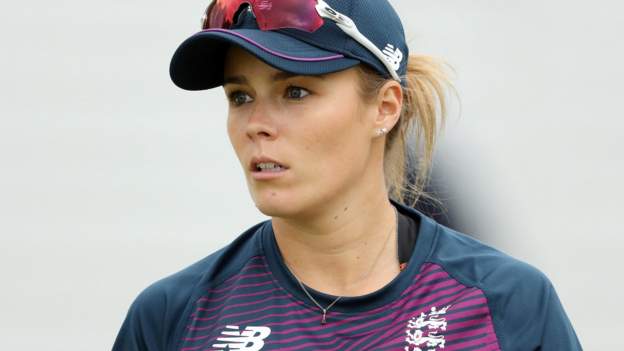 Alex Hartley: England left-arm spinner loses central contract - BBC Sport
