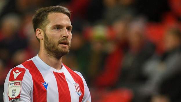 Nick Powell: Stockport County sign ex-Manchester United and Stoke City ...