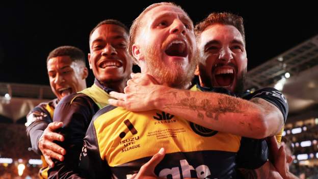 Jason Cummings hailed as 'legend' as he leaves Central Coast Mariners ...