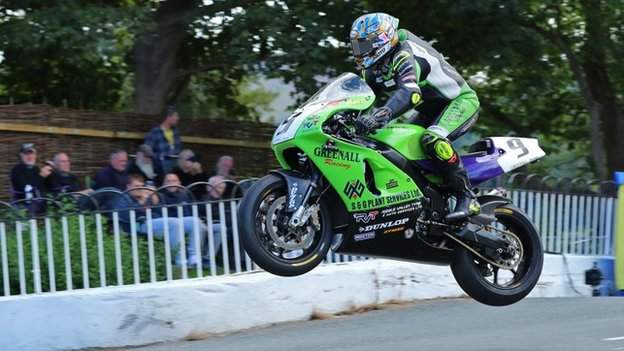 Manx Grand Prix: Rob Hodson battles to Classic Superbike victory - BBC ...