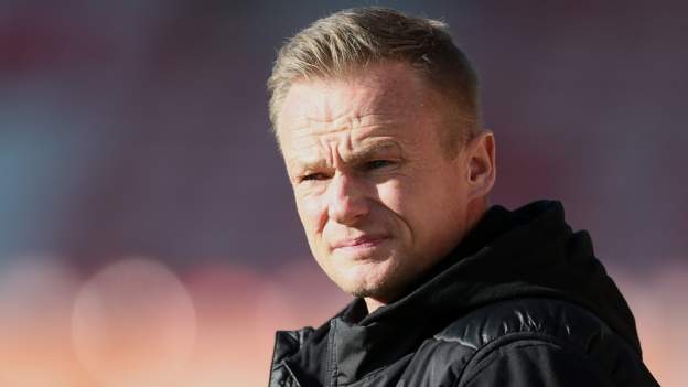 Dean Keates: Manager looking to add to Wrexham squad - BBC Sport