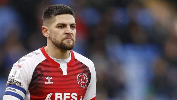 Danny Andrew: Fleetwood Town defender signs new two-year deal - BBC Sport