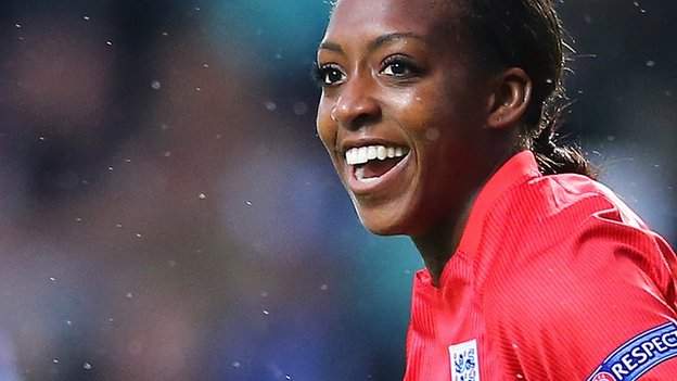 Danielle Carter signs new Arsenal Ladies contract - BBC Sport
