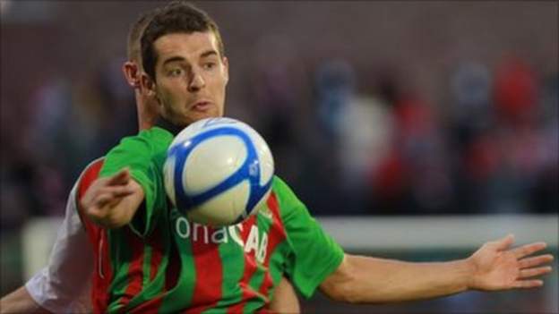 Darren Boyce agrees three-year deal with Glentoran - BBC Sport