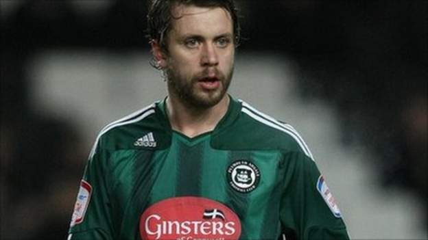 Kari Arnason completes move to Aberdeen - BBC Sport