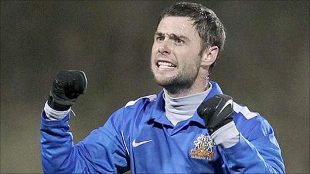 Striker Gary Hamiton back with Glentoran - BBC Sport