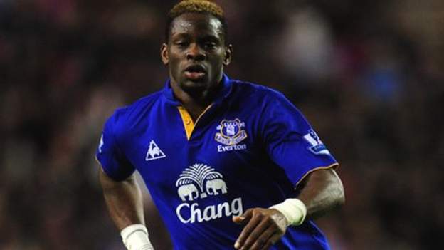 Louis Saha joins Spurs as Steven Pienaar moves to Everton - BBC Sport