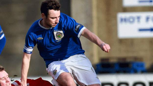 Michael Gault signs two-year extension to Linfield contract - BBC Sport