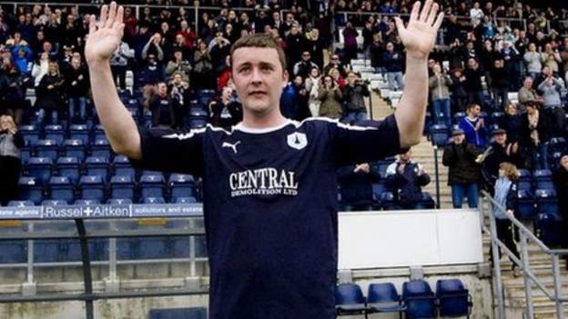 St Johnstone sign up full-back Tam Scobbie - BBC Sport