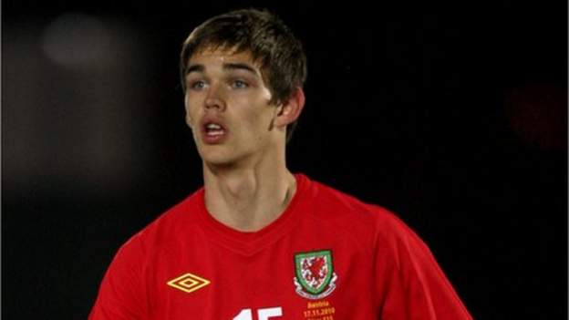 Tom Bender and Carl Pentney earn Colchester United deals - BBC Sport