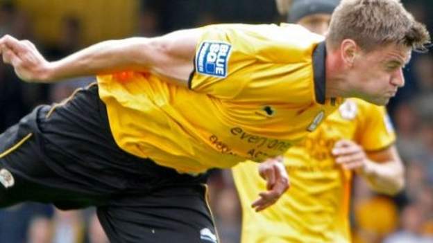 Cambridge United striker Sam Smith suffers concussion - BBC Sport