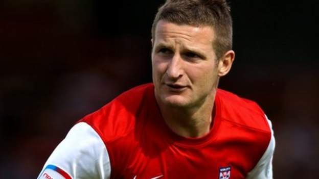 Gateshead loan switch gives Lee Bullock a boost - BBC Sport