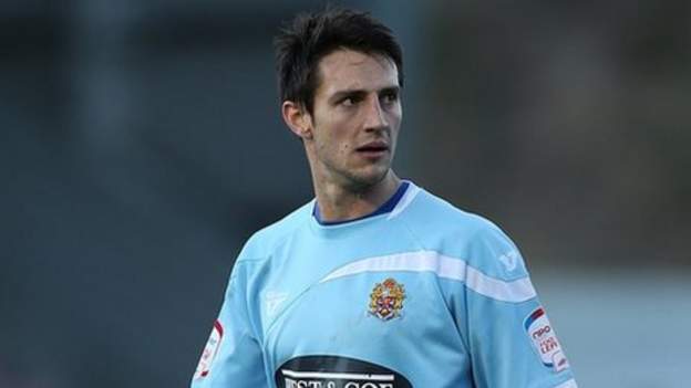 Luke Howell signs new Dagenham & Redbridge contract - BBC Sport