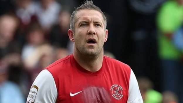 Fleetwood: Graham Alexander dilemma over Jon Parkin selection - BBC Sport