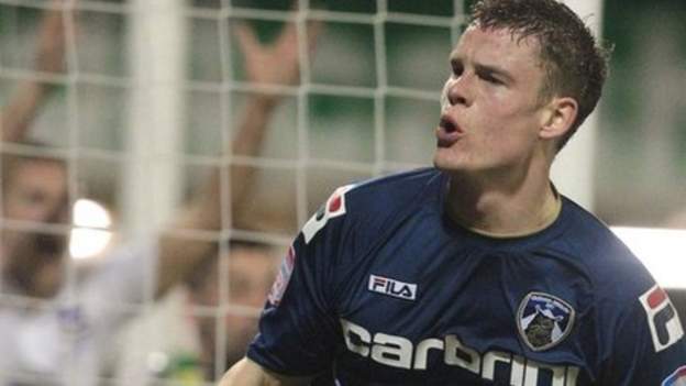 Leeds United sign Oldham striker Matt Smith - BBC Sport