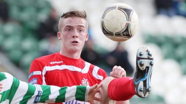 Aaron Burns agrees return to Linfield after leaving Portadown - BBC Sport