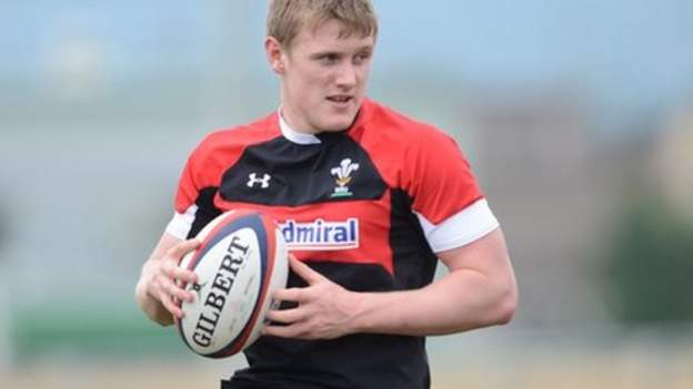 Wing Dafydd Howells swaps college for first Wales cap - BBC Sport