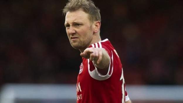 Aberdeen release midfielder Stephen Hughes from contract - BBC Sport
