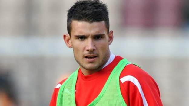 Gareth Evans agrees Fleetwood Town contract extension - BBC Sport