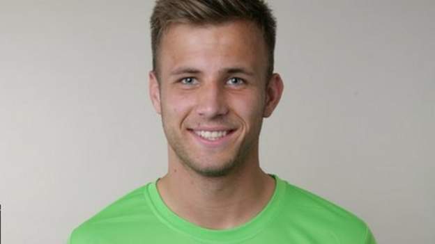 Reading: Jonathan Henly agrees new Royals contract - BBC Sport