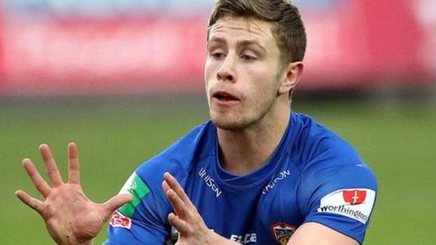 Huddersfield Giants: Kyle Wood signs from Wakefield - BBC Sport