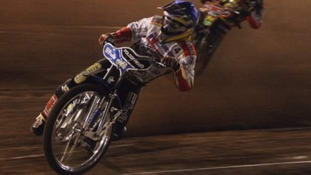 Speedway: Swindon Robins riders 'protest' over wage delay - BBC Sport