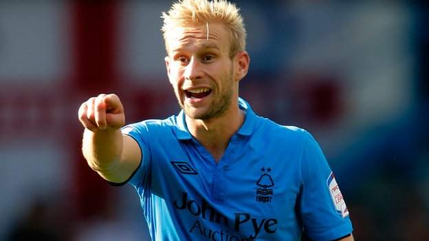 Simon Gillett: Bristol City sign Nottingham Forest midfielder - BBC Sport