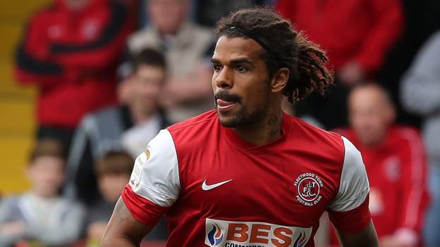Dean Howell: Bury sign Fleetwood Town full-back on loan - BBC Sport