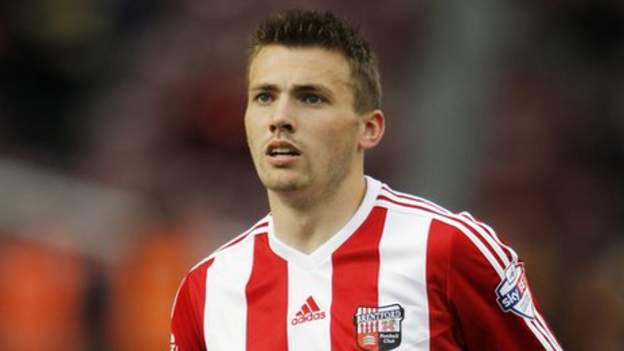 Stuart Dallas: Brentford winger signs new contract - BBC Sport