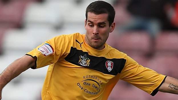 Daniel Nardiello: Rotherham striker joins Bury on loan - BBC Sport