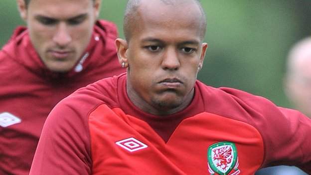 Wales striker Rob Earnshaw pondering next move - BBC Sport