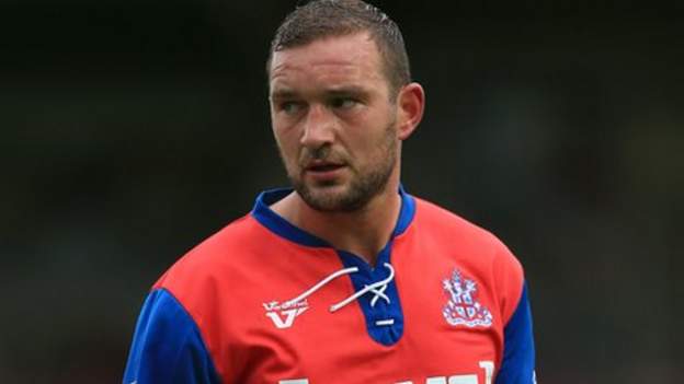 Danny Kedwell: Gillingham striker signs two-year deal - BBC Sport