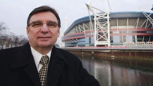 Former chief David Moffett writes to WRU member clubs - BBC Sport
