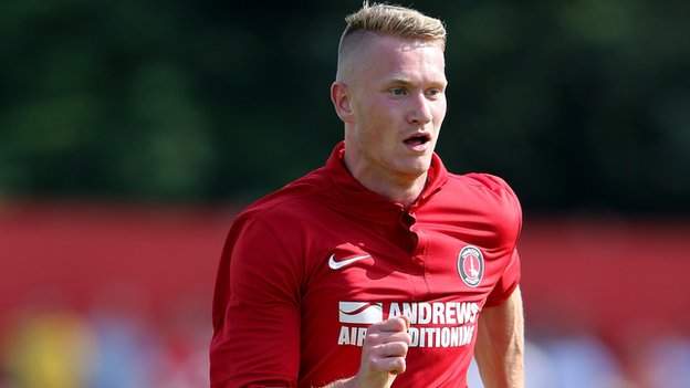 Transfer window: Swindon sign Charlton's Michael Smith - BBC Sport