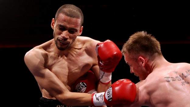 Curtis Woodhouse: Boxer reverses decision to retire - BBC Sport