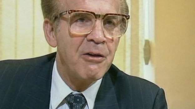 Mickey Duff: Boxing manager and promoter dies aged 84 - BBC Sport