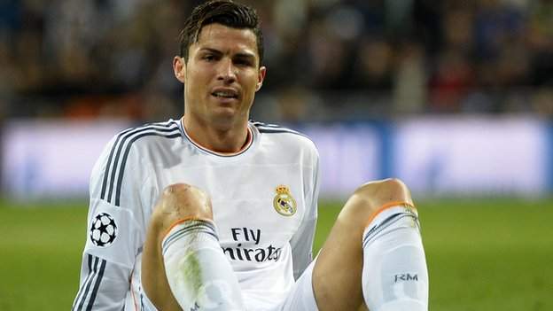 Cristiano Ronaldo out of key Real Madrid match with knee injury - BBC Sport