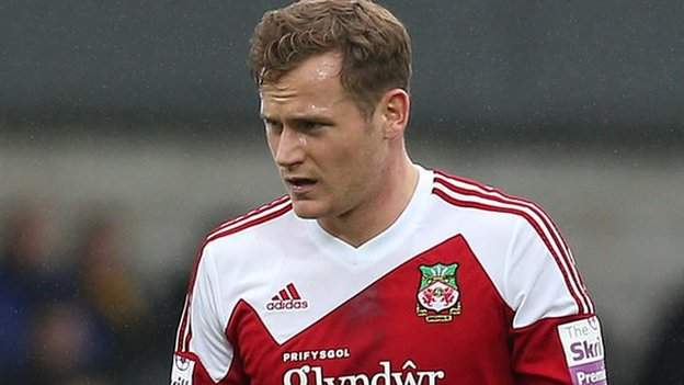 Midfielder Joe Clarke to stay at Wrexham - BBC Sport